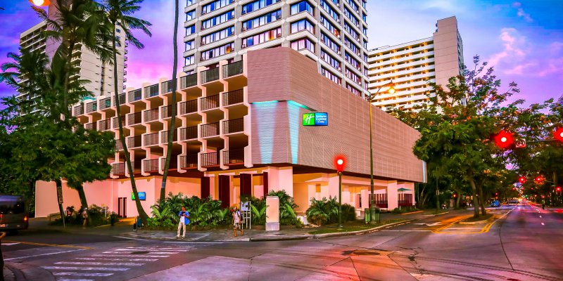 Holiday Inn Express Waikiki Cheap Vacations Packages | Red Tag Vacations